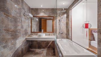 Quarto família (Deluxe) | Banheiro | Produtos de toalete grátis, secador de cabelo, chinelos