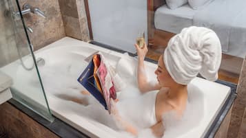 Quarto família (Deluxe) | Banheiro | Produtos de toalete grátis, secador de cabelo, chinelos