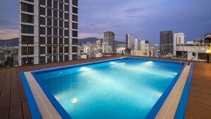 Piscina no terraço com vista para o horizonte da cidade.