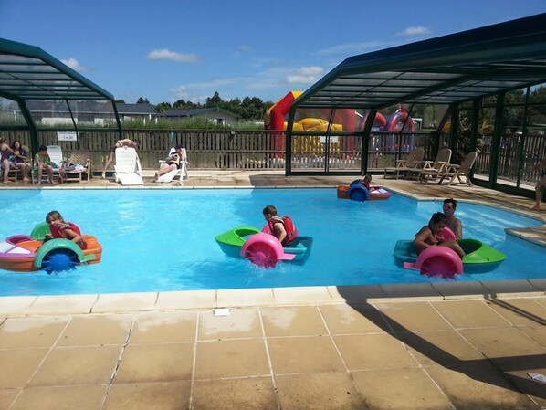 Piscina interior, piscina exterior, guarda-sóis, espreguiçadeiras 