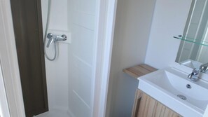 Um polibã, um secador de cabelo, toalhas fornecidas 