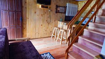 Cabana de Madeira Económica, 1 quarto, vista para o pátio | 1 quarto, minibar, Wi-fi grátis, roupa de cama fornecida