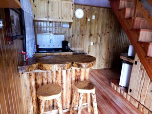 Cabana de Madeira Tradicional, 1 quarto, vista para o pátio | Cozinha privada | Um frigorífico, um micro-ondas, um forno, uma placa de cozinha 