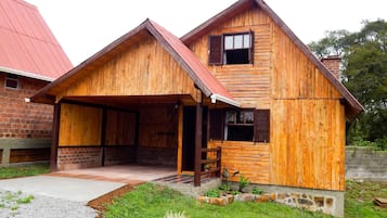 Cabana de Madeira Económica, 1 quarto, vista para o pátio | 1 quarto, minibar, Wi-fi grátis, roupa de cama fornecida