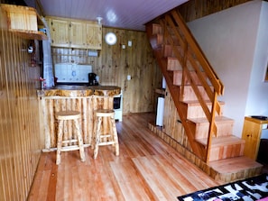 Cabana de Madeira Económica, 1 quarto, vista para o pátio | Cozinha privada | Um frigorífico, um micro-ondas, um forno, uma placa de cozinha 
