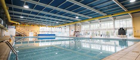 Piscina interior, piscina exterior sazonal