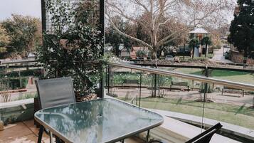 Quarto Duplo Executivo, vista para o jardim | Terraço/pátio interior