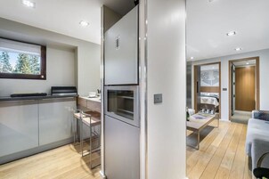 Apartamento, suíte (Residence Les Sapins) | Cozinha privada | Geladeira grande, micro-ondas, fogão, cooktop