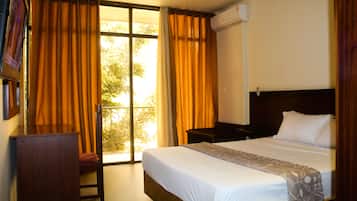 Quarto Duplo Standard | Secretária, cortinas/cortinados opacos, ferro/tábua de engomar