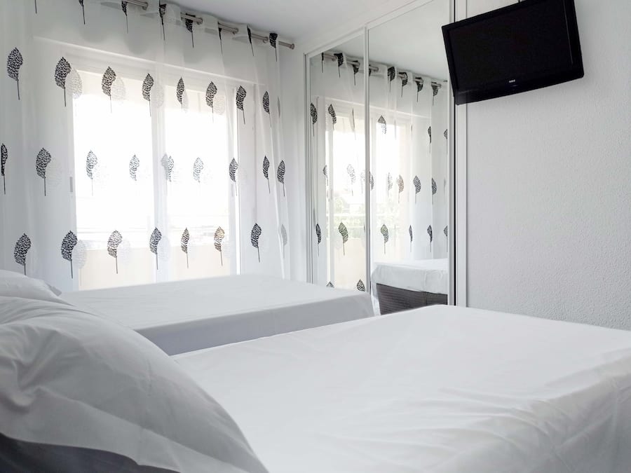 Quarto Duplo, 2 camas individuais, varanda | Wi-fi grátis, roupa de cama fornecida