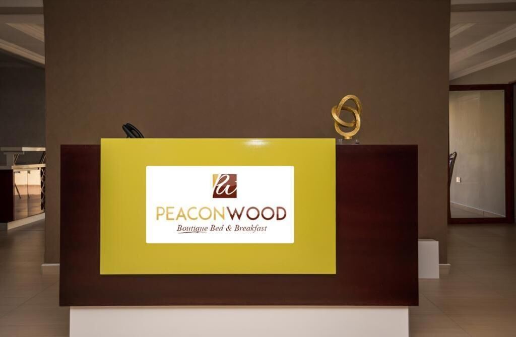 Uma mesa de recepção com uma placa para PEACONWOOD Boutique Bed & Breakfast.