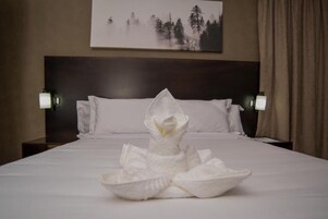 Quarto Duplo de Luxo, 1 quarto, não fumadores, vista para o jardim | 1 quarto, edredões de penas, cofre no quarto 