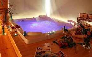 Suíte básica (biktapuz) | Banheira de hidromassagem particular