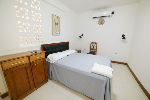 Quarto Individual | Cortinas/cortinados opacos, Wi-fi grátis, roupa de cama fornecida