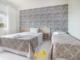 Quarto quádruplo tradicional | Frigobar, escrivaninha, cortinas blackout, ferros/tábuas de passar roupa