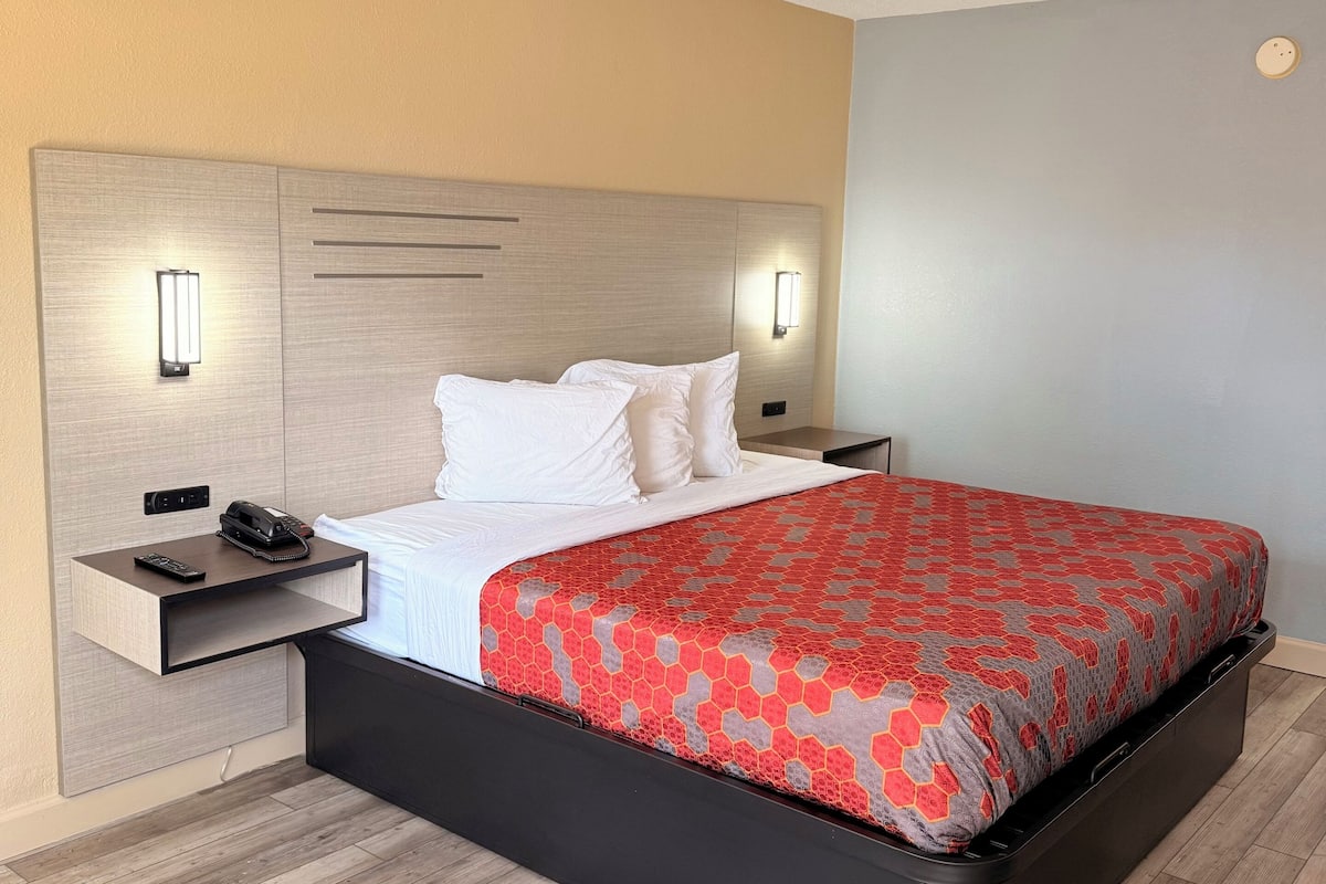 1 quarto, secretária, secretária adequada para computadores portáteis