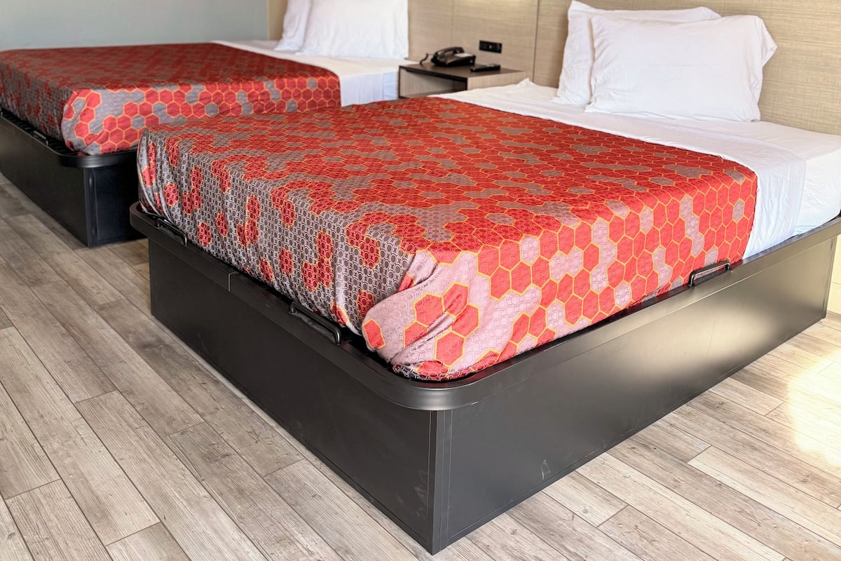 1 quarto, secretária, secretária adequada para computadores portáteis