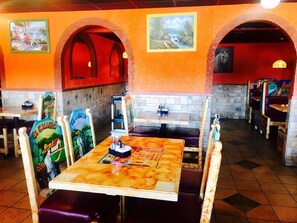 Pequenos-almoços, almoços, jantares servidos, cozinha mexicana 