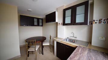 Quarto Triplo Exclusivo, várias camas, Vista para a cidade | Refeições no quarto