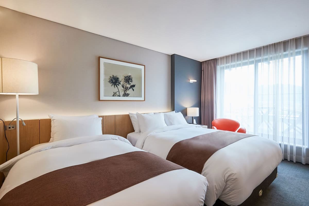 Roupa de alta qualidade, minibar, cofre no quarto