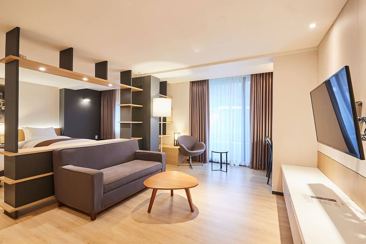 Roupa de alta qualidade, minibar, cofre no quarto