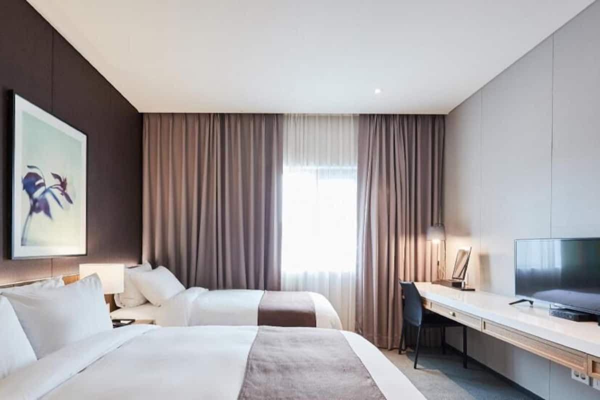 Roupa de alta qualidade, minibar, cofre no quarto