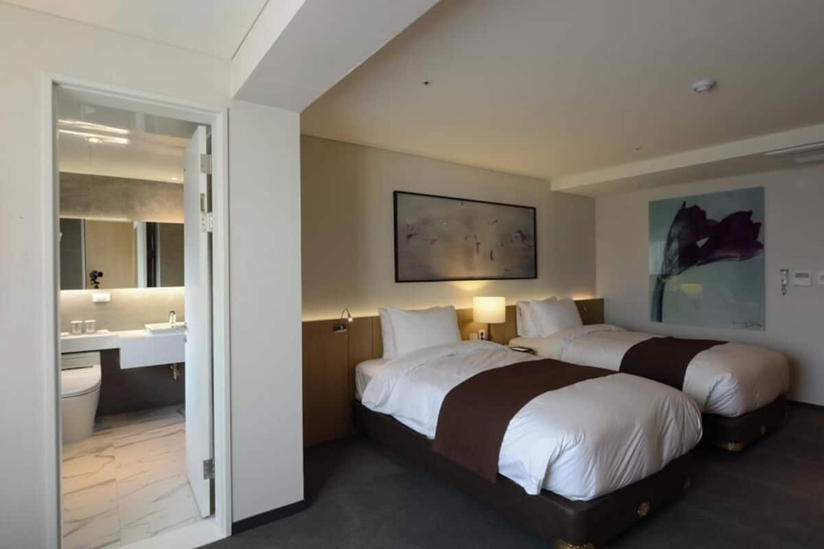 Roupa de alta qualidade, minibar, cofre no quarto