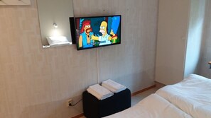 Quarto Individual Comfort, 2 camas individuais, casa de banho privativa | Secretária, secretária adequada para computadores portáteis 
