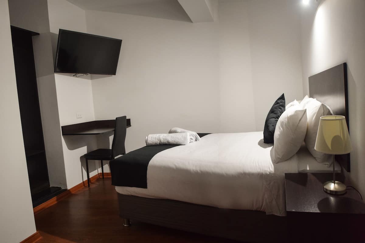 Quarto Individual Superior, 1 cama de casal | Secretária, secretária adequada para computadores portáteis