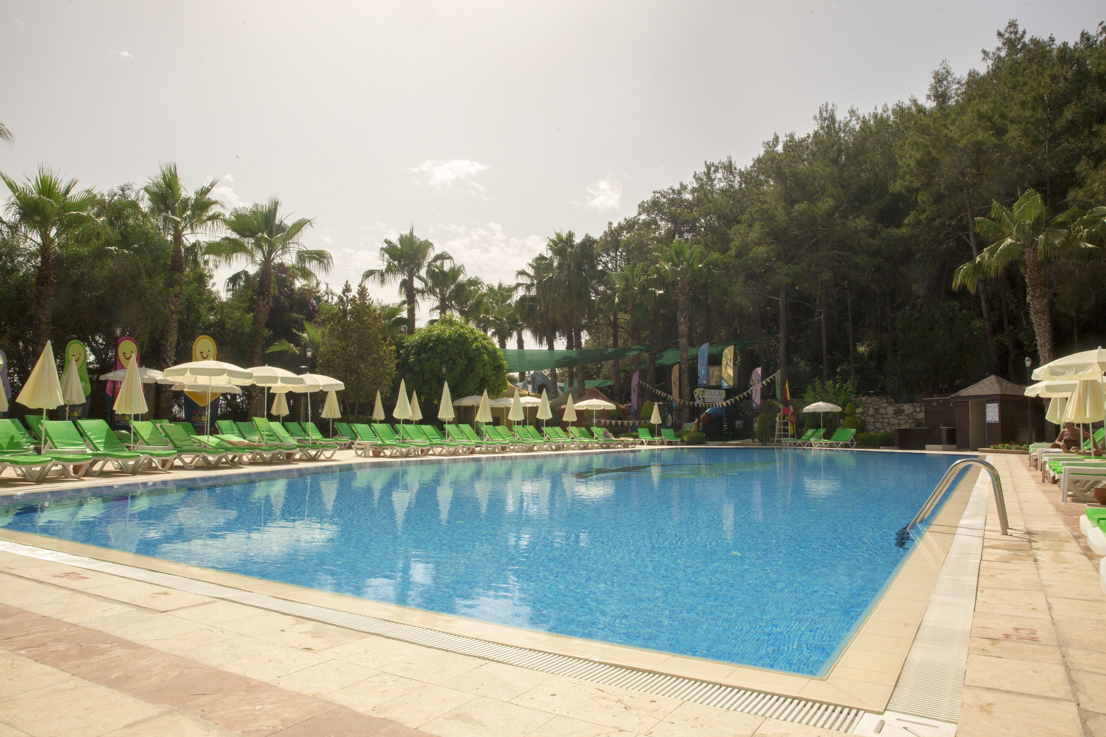 3 piscinas exteriores, da(s) 7:00 à(s) 20:00, toldos gratuitos 