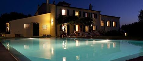 Piscina externa, espreguiçadeiras