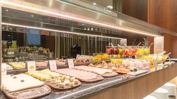 Pequeno-almoço tipo buffet diário (25 EUR por pessoa)
