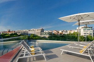 Piscina exterior, da(s) 9:00 à(s) 20:00, guarda-sóis, espreguiçadeiras 