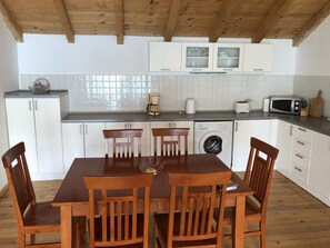 Apartamento | Cozinha privada | Geladeira, micro-ondas, fogão, cooktop