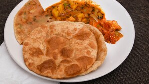 Um prato com pão achatado e curry de legumes.
