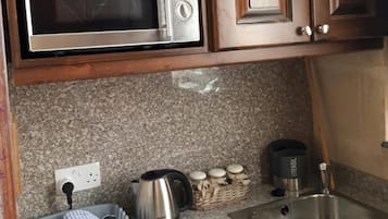 Refrigerador em uma área comum