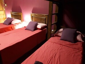 Quarto quádruplo família | Cortinas blackout, ferros/tábuas de passar roupa, Wi-Fi de cortesia