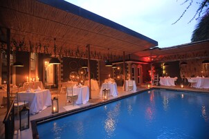 Piscina exterior, guarda-sóis, espreguiçadeiras 