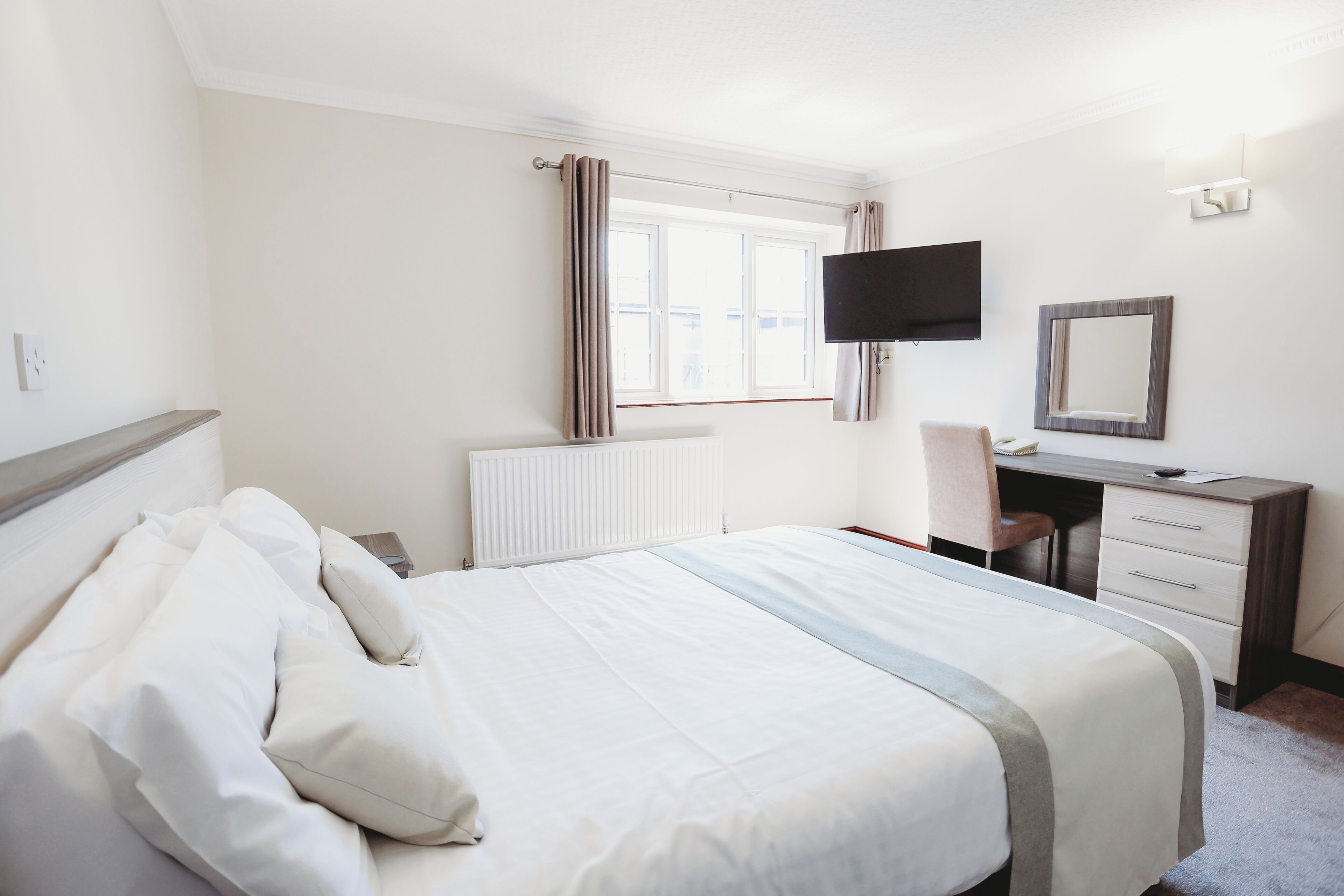 Quarto Duplo, 1 cama de casal | Secretária, secretária adequada para computadores portáteis 