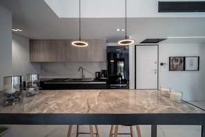 Apartamento de Luxo, 3 quartos, varanda (H501) | Cozinha privada | Um frigorífico/congelador grande, um forno, uma placa de cozinha 