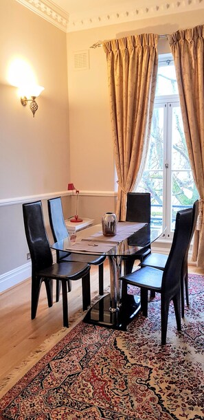 Apartamento premium, suíte | Opções para refeição no quarto