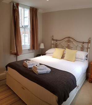 2 quartos, individualmente decorados, individualmente mobiliados