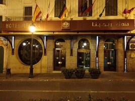 Fachada da propriedade  à noite