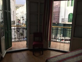 Quarto quádruplo, várias camas, vista para a montanha | Individualmente decorados, individualmente mobiliados