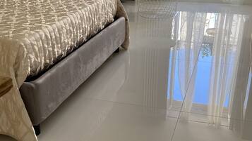 Suite de Luxo, banheira de hidromassagem, Vista para a cidade | 1 quarto, lençóis de algodão egípcio, roupa de alta qualidade