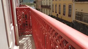 Quarto luxo, sacada, vista para a cidade | Sacada