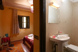 Quarto casal, 1 cama de casal | Banheiro | Chuveiro, toalhas de banho, sabonete, papel higiênico