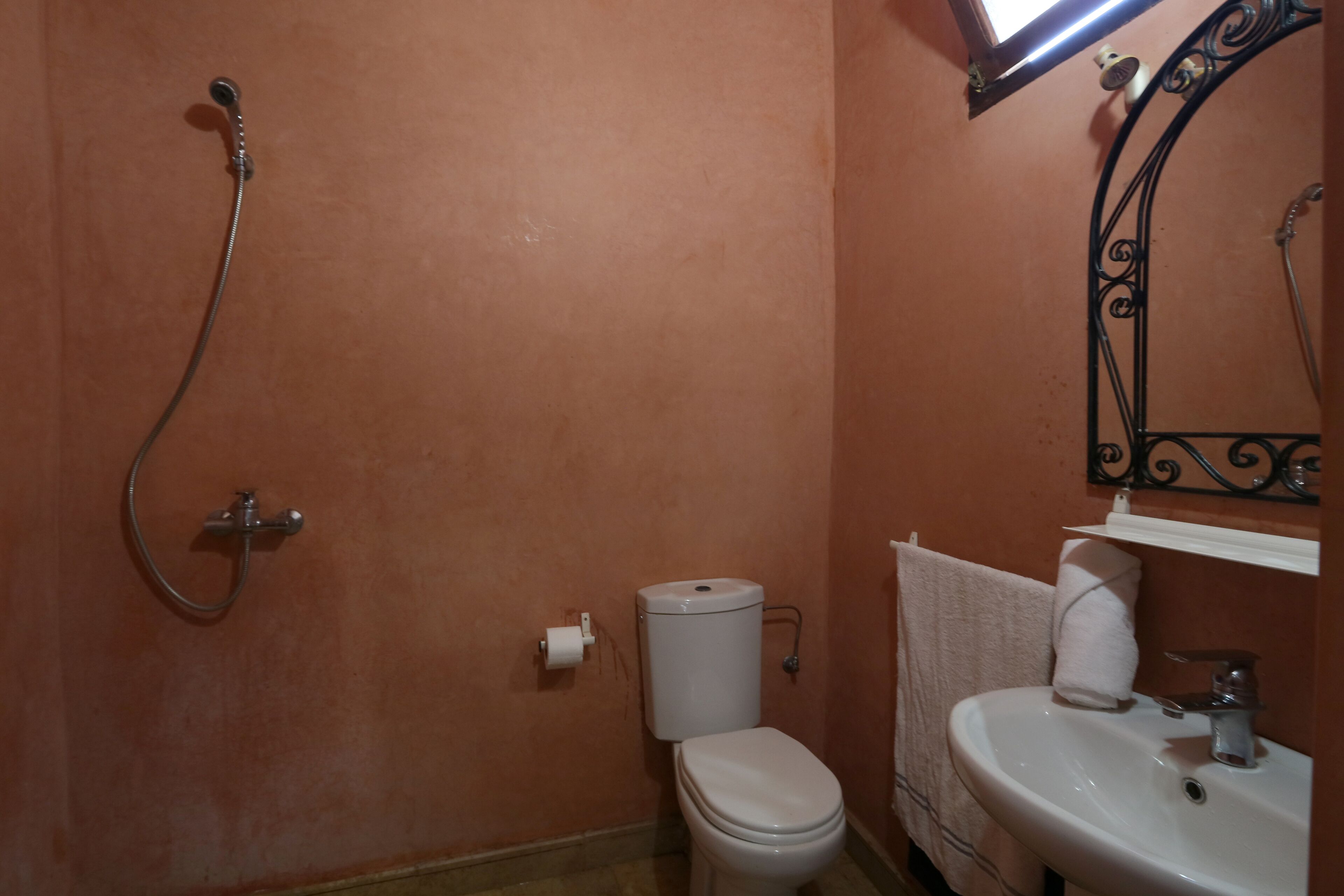 Quarto Quádruplo, várias camas | Casa de banho | Um polibã, toalhas fornecidas, sabão, papel higiénico 