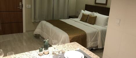 Roupa hipoalergénica, camas de colchão pillowtop, minibar