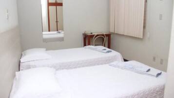 Minibar, secretária, Wi-fi grátis, roupa de cama fornecida